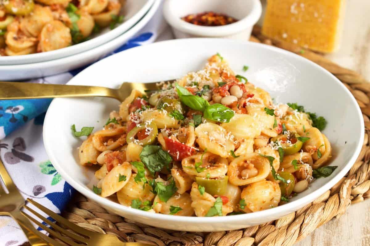 One Pot Mediterranean Tuna Pasta Skillet - The Suburban Soapbox