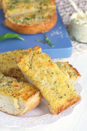 Easy Homemade Garlic Bread Recipe - Crispy & Buttery