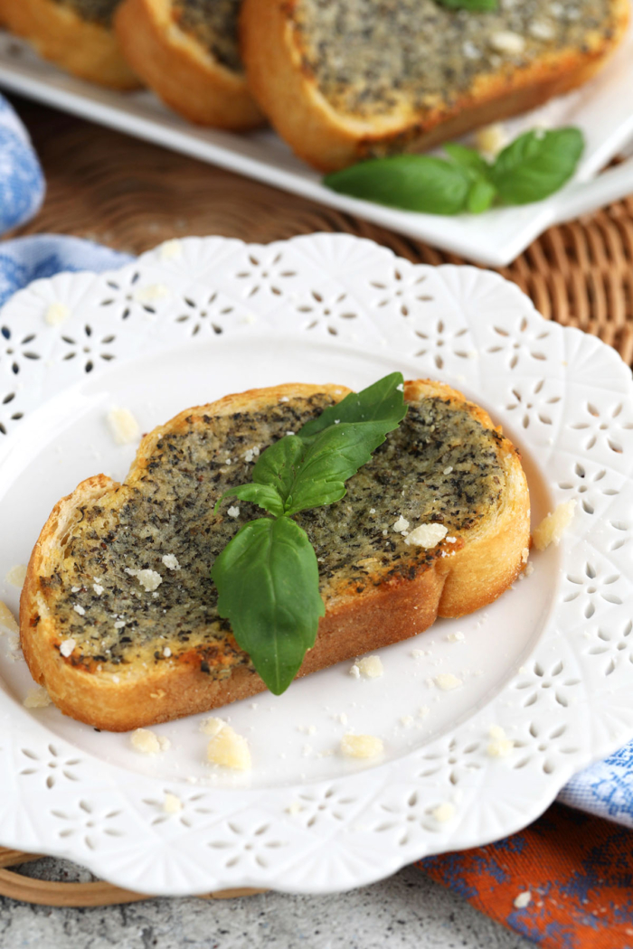 Best Garlic Toast Recipe - Quick, Buttery, Easy! - The Suburban Soapbox