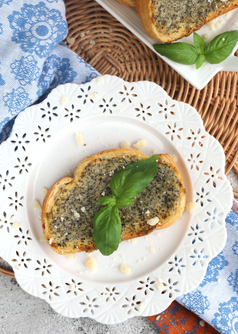 Best Garlic Toast Recipe - Quick, Buttery, Easy! - The Suburban Soapbox