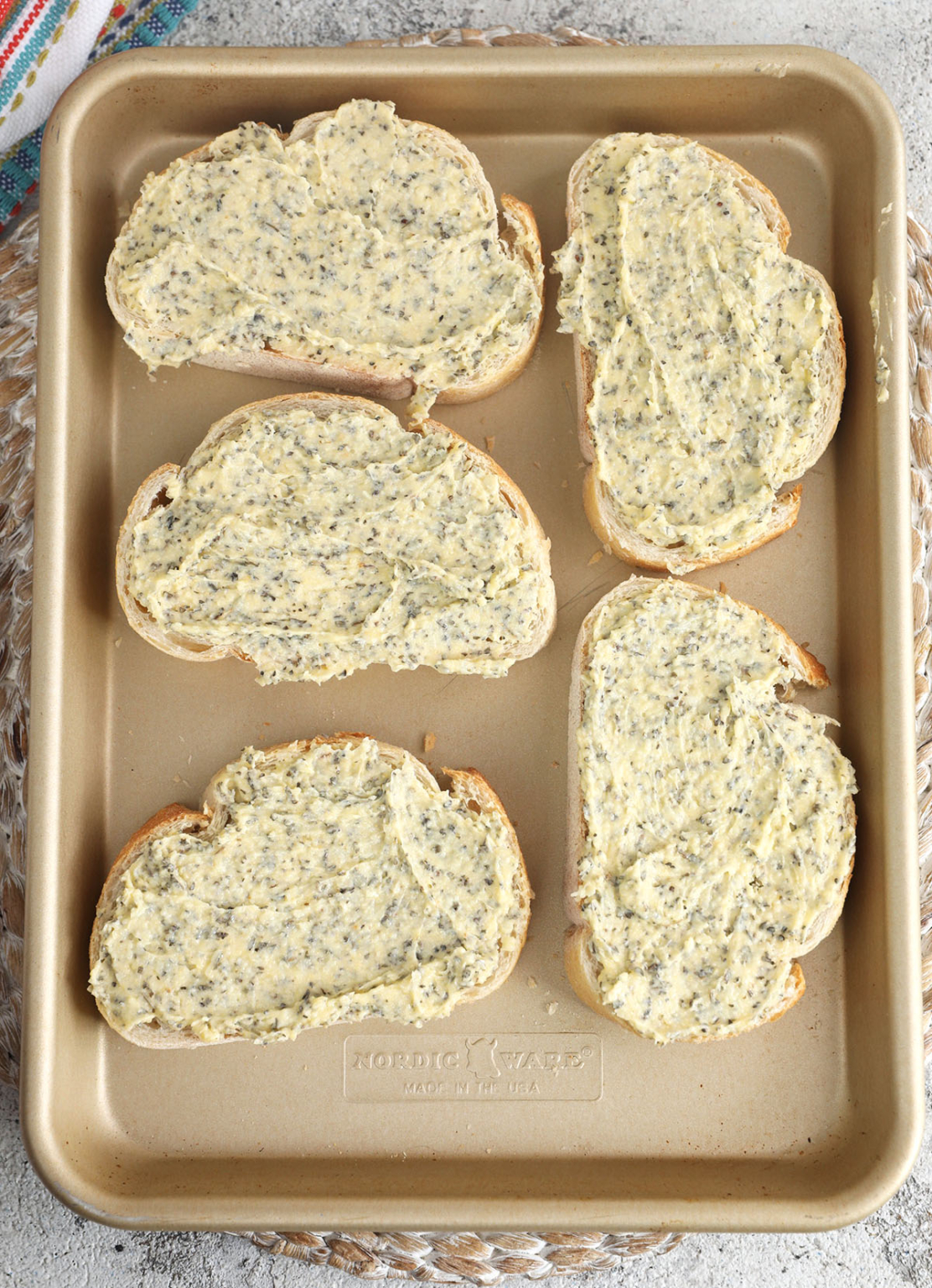 Best Garlic Toast Recipe - Quick, Buttery, Easy! - The Suburban Soapbox