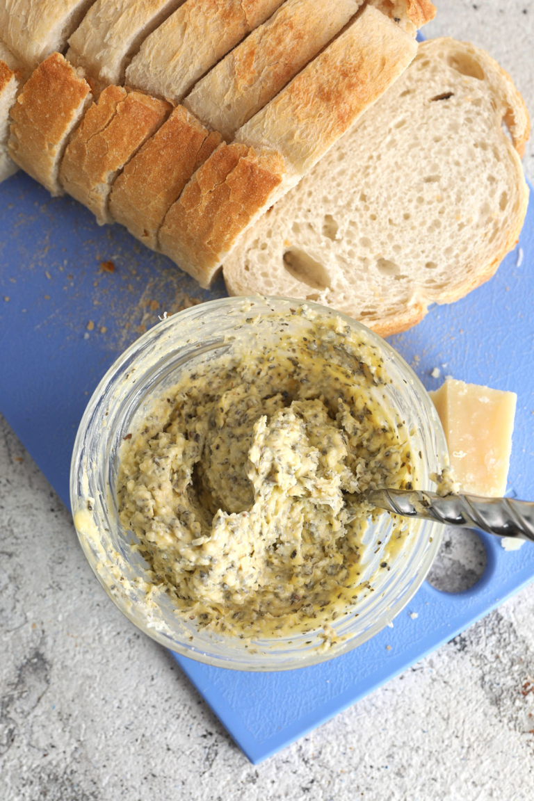 Best Garlic Toast Recipe - Quick, Buttery, Easy! - The Suburban Soapbox